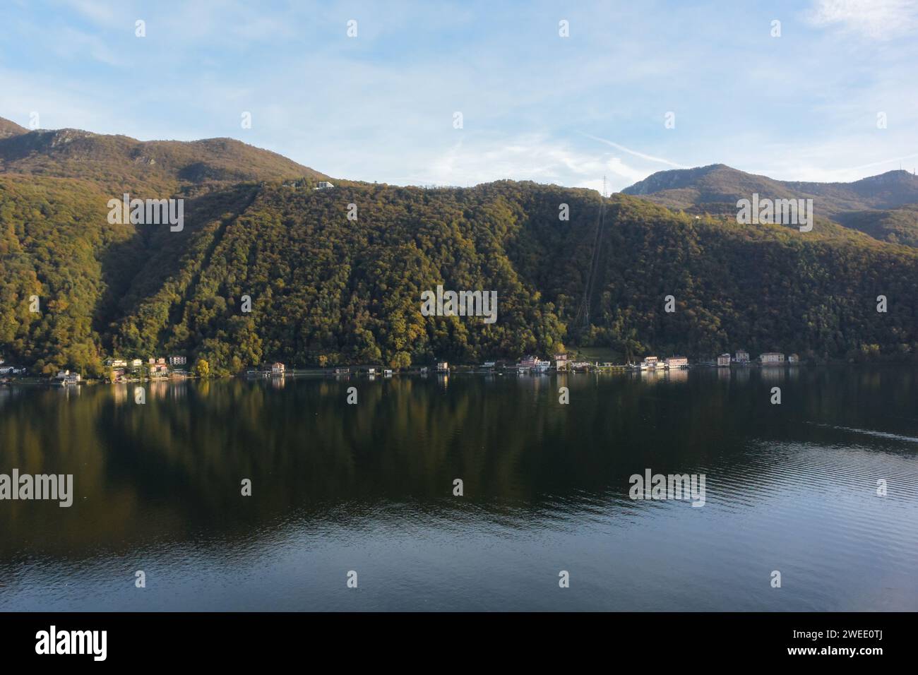 Lakeshore and mountains hi-res stock photography and images - Alamy
