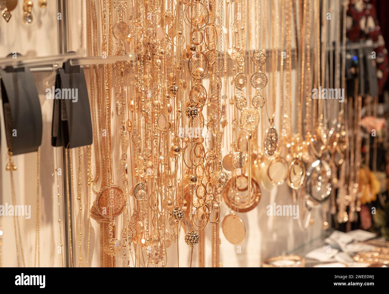 blurred gold jewelry necklace chains for background, panel gold shop ...