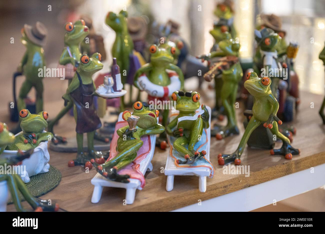 Frogs in various poses hi-res stock photography and images - Alamy