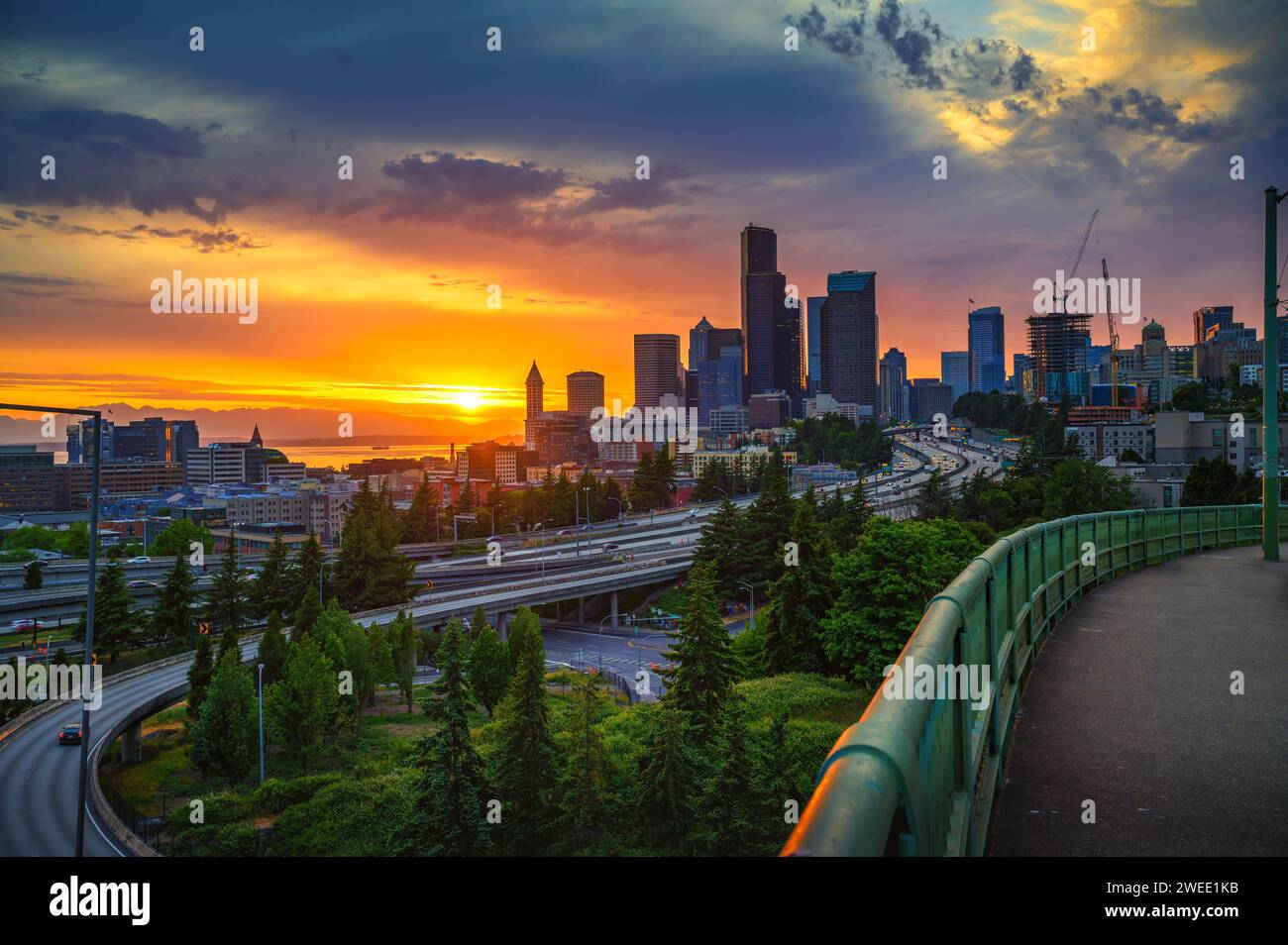 Night view i 5 seattle skyline hi-res stock photography and images - Alamy