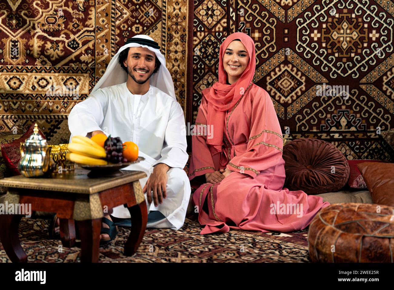 Emirati woman cafe hi-res stock photography and images - Alamy