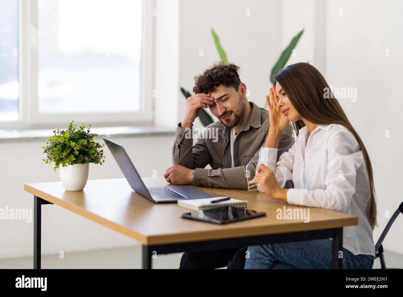 Worried business partners hi-res stock photography and images - Alamy
