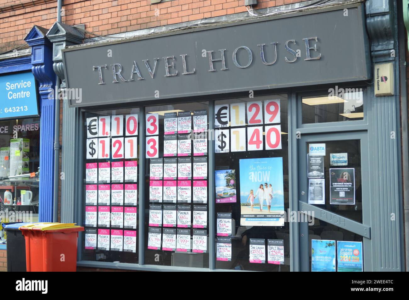 Travel agency window hi-res stock photography and images - Alamy