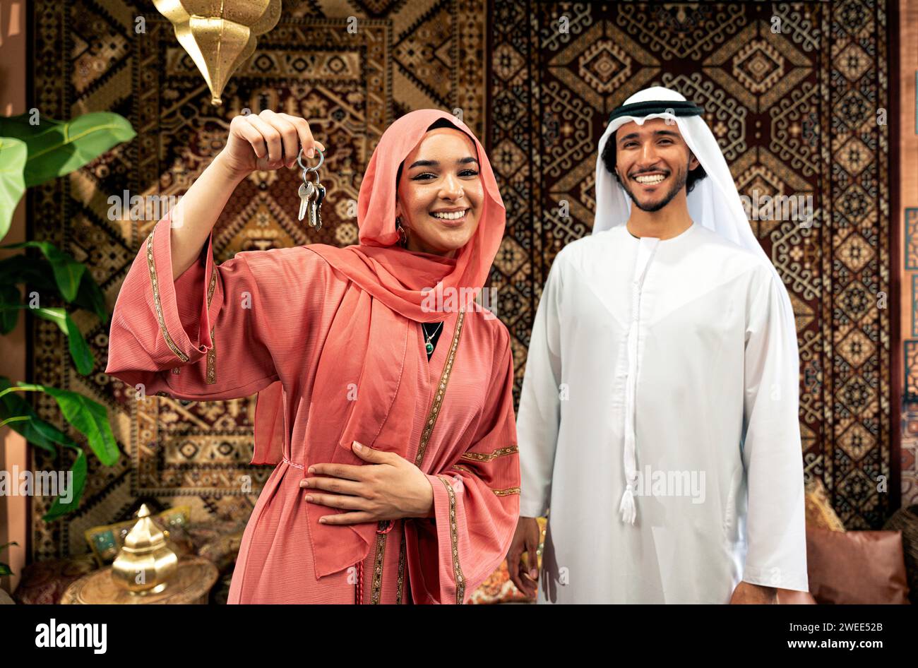 Emirati man woman hi-res stock photography and images - Alamy