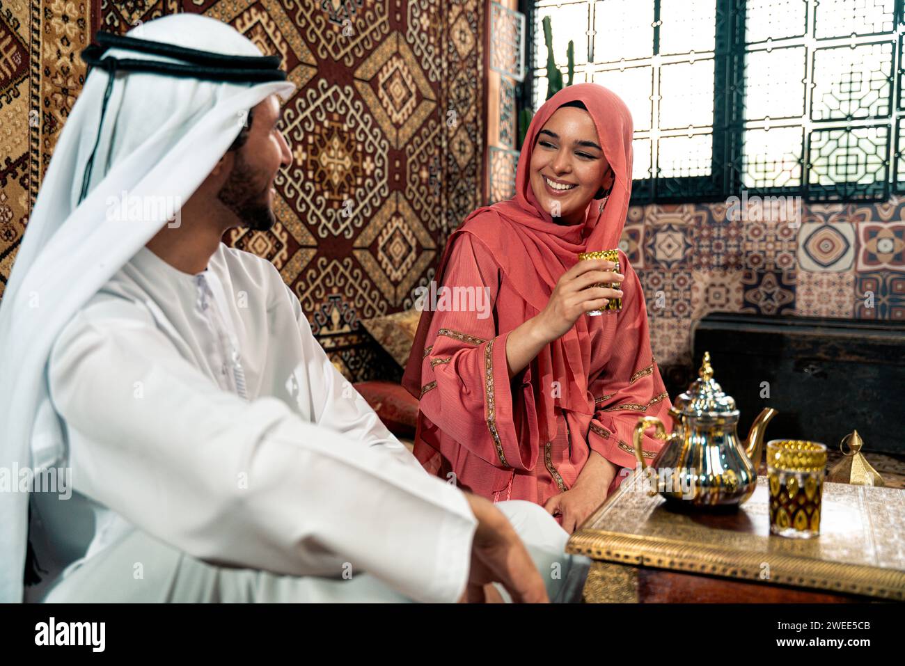 Emirati woman cafe hi-res stock photography and images - Alamy