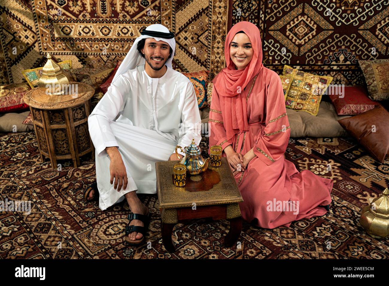 Emirati woman cafe hi-res stock photography and images - Alamy