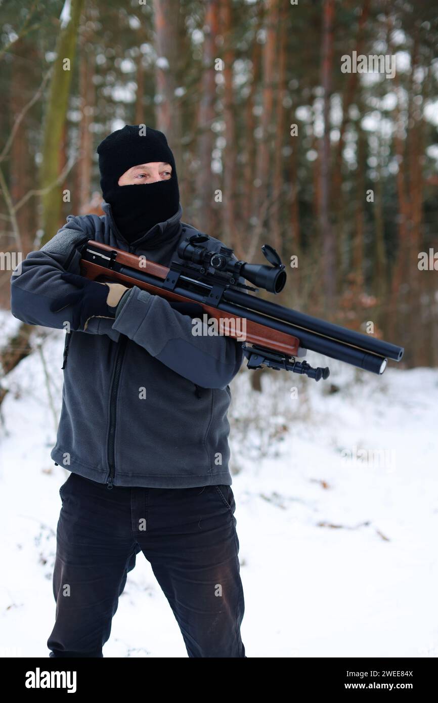 shooting instructor shows students how to hold a weapon Stock Photo - Alamy