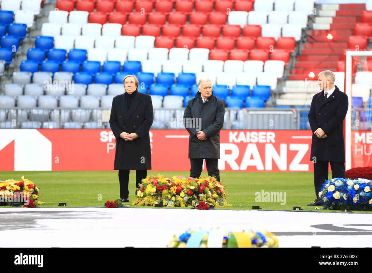Tausende haben in der Allianz Arena Abschied von der Fussball-Legende Franz Beckenbauer genommen ...