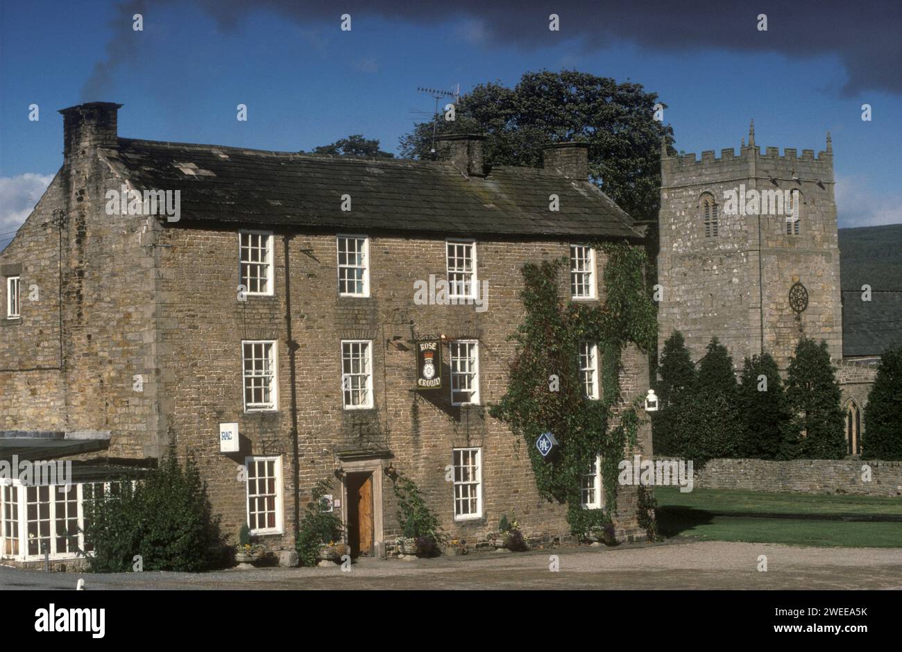 Rose and crown pub hi-res stock photography and images - Alamy