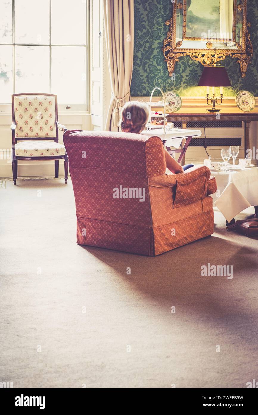 English lady tea hi-res stock photography and images - Alamy