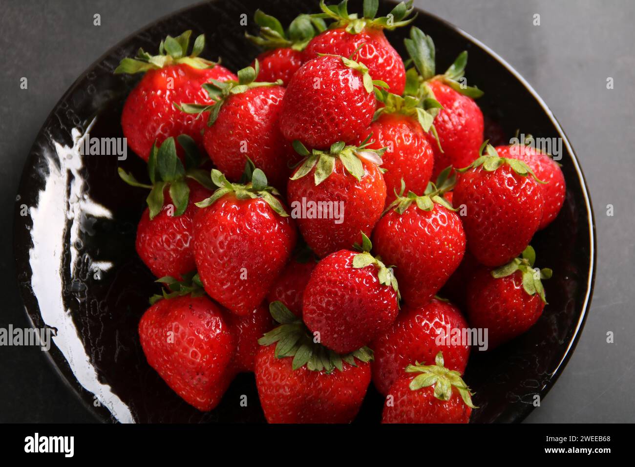 strawberry, juicy, ripe, plate, whole, berry, red, food, fresh, fruit ...