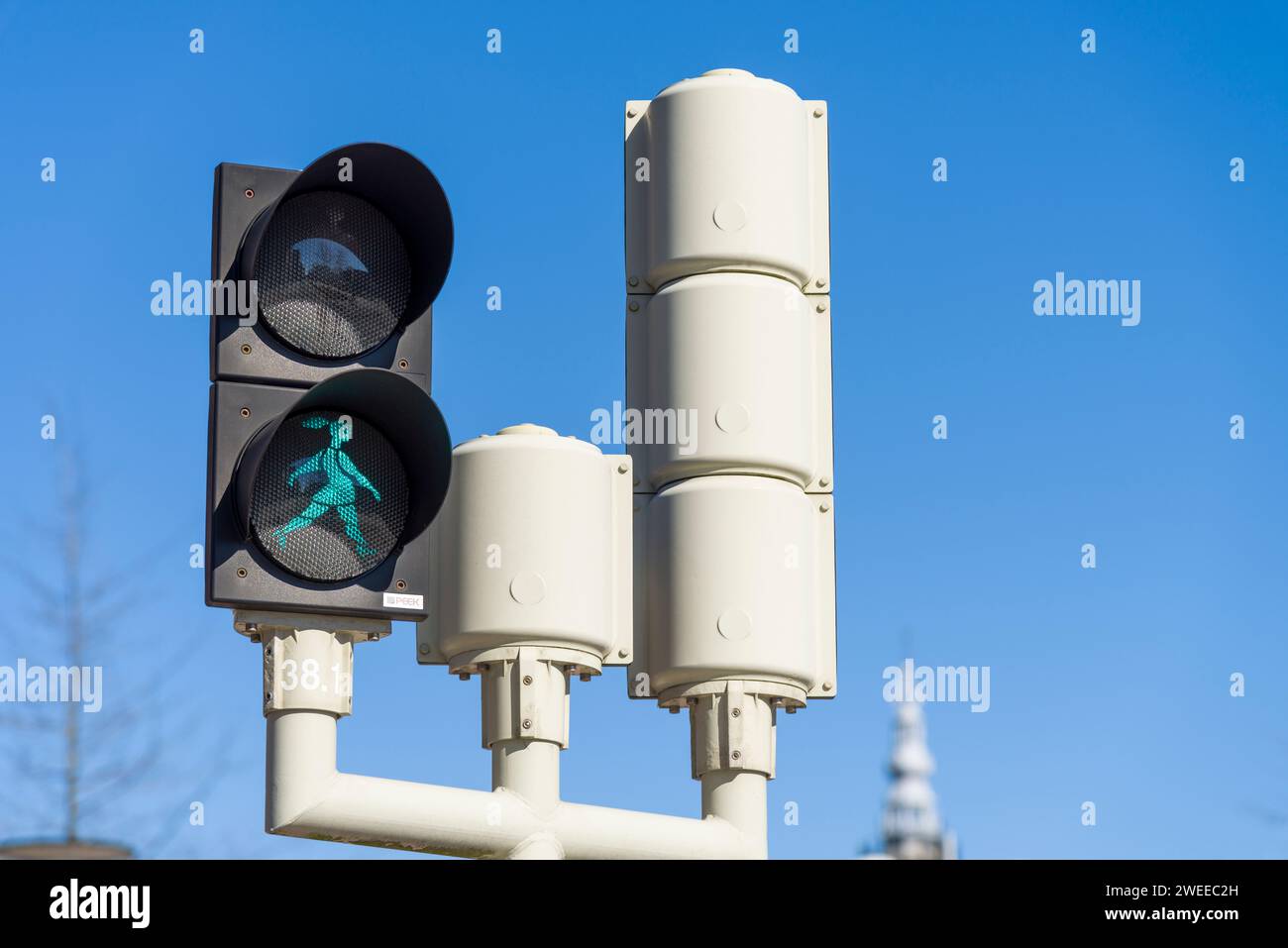 Pedestrian crossing green hi-res stock photography and images - Alamy