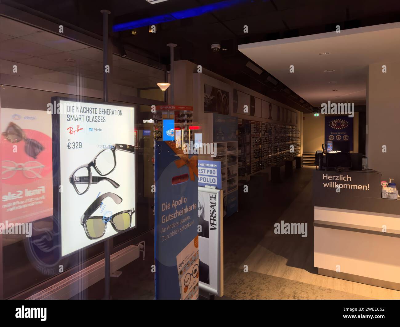 Ray ban meta smart glasses hi-res stock photography and images - Alamy