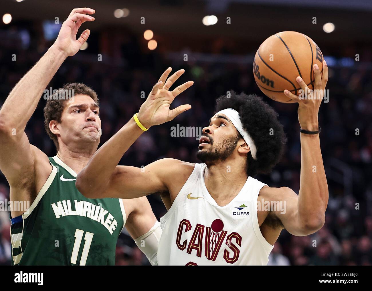 Milwaukee, USA. 24th Jan, 2024. Cleveland Cavaliers center Jarrett Allen (R) goes to the basket ...