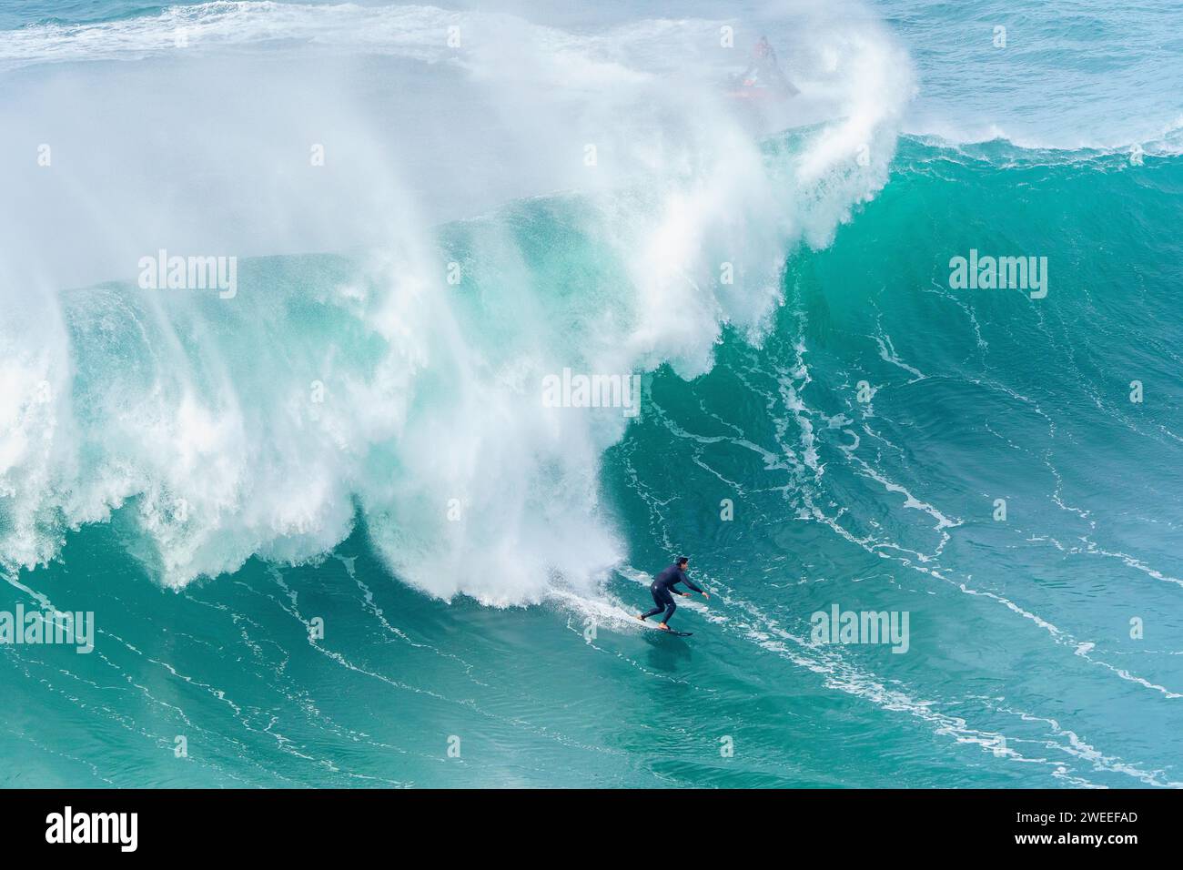 Big wave surfing nazare hi-res stock photography and images - Alamy