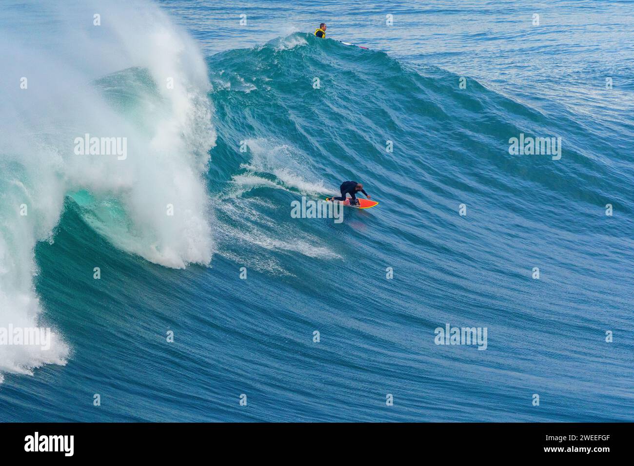 Big wave surfing nazare hi-res stock photography and images - Alamy