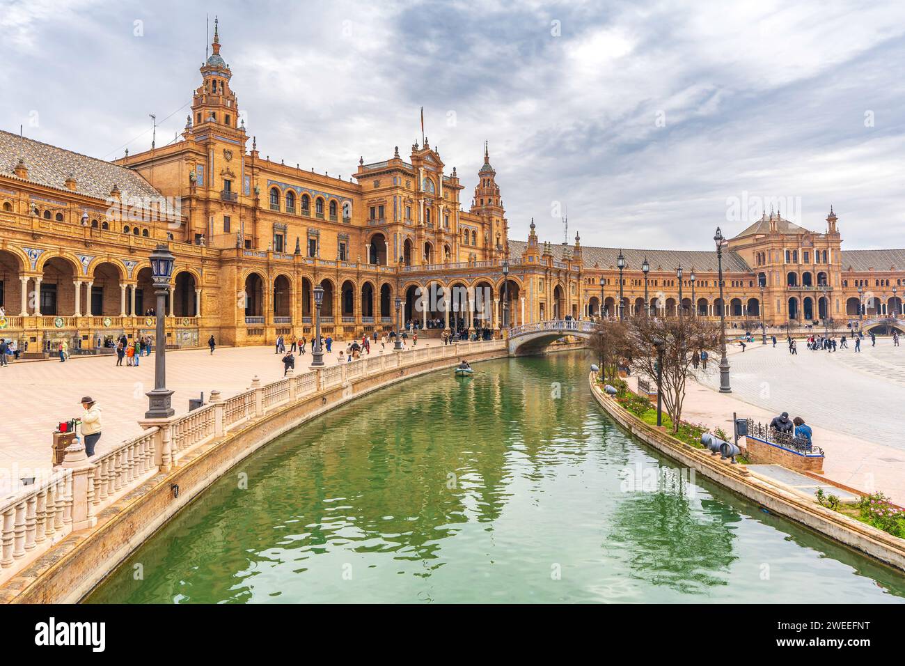 Urban plaza hi-res stock photography and images - Alamy