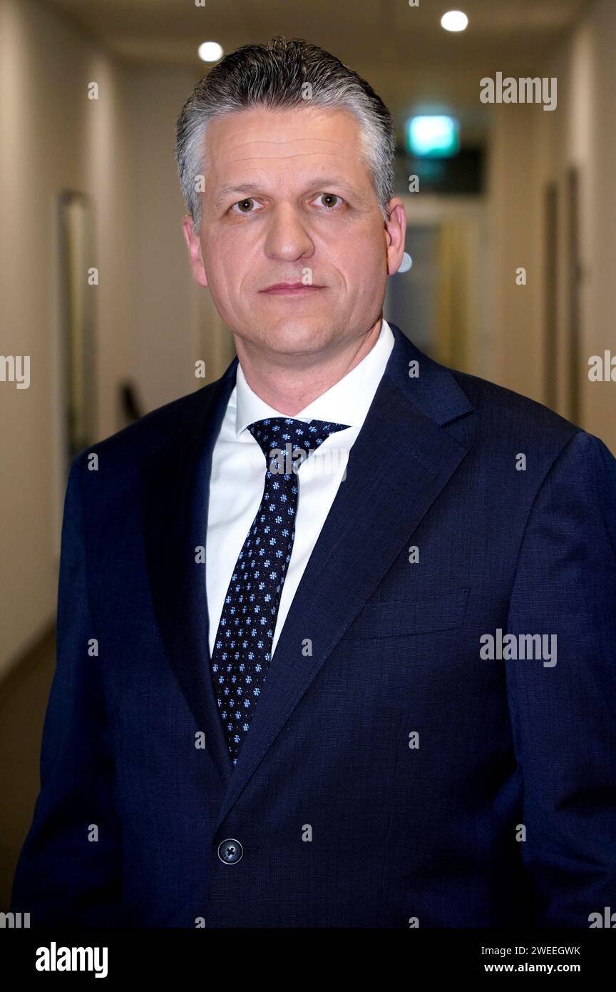 Thorsten Frei in der ARD-Talkshow maischberger im Studio Berlin ...