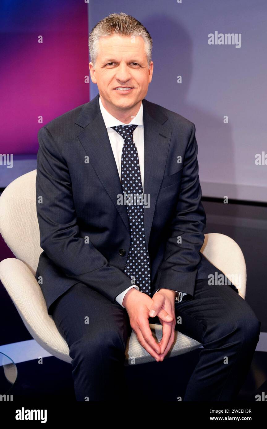 Thorsten Frei in der ARD-Talkshow maischberger im Studio Berlin ...