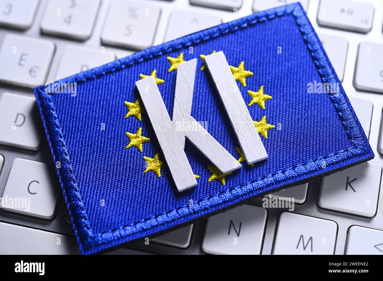 FOTOMONTAGE, EU-Fahne auf einer Computertastatur mit Schriftzug KI ...