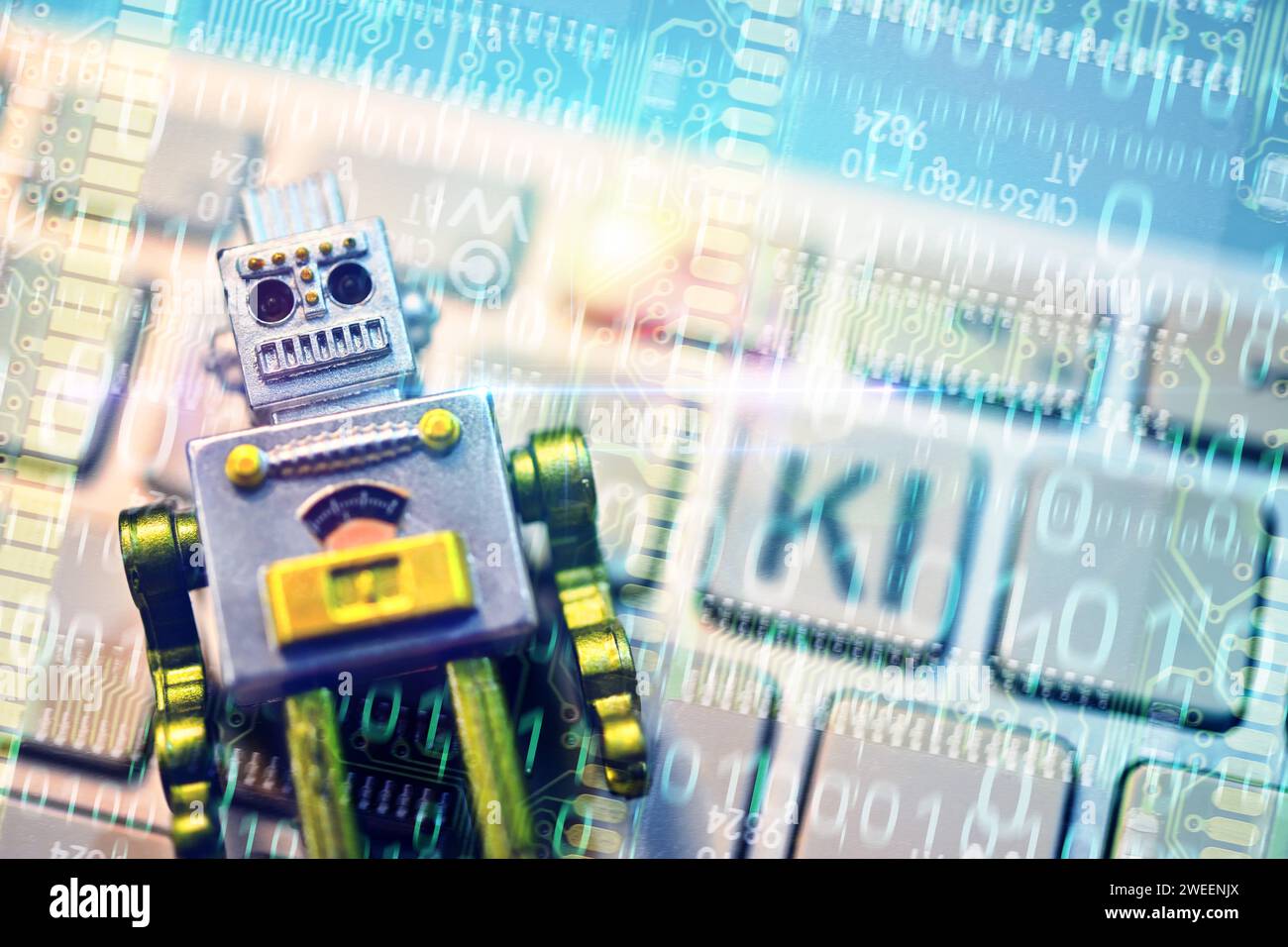 FOTOMONTAGE, Roboterfigur liegt auf einer Computertastatur mit ...