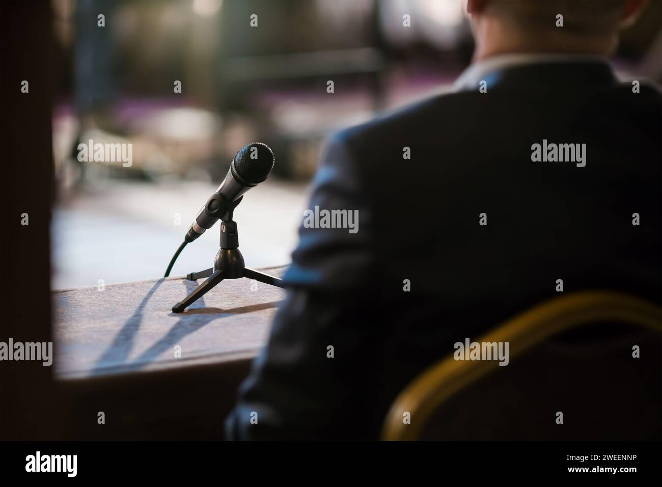 man giving statement in court during interrogation Stock Photo - Alamy