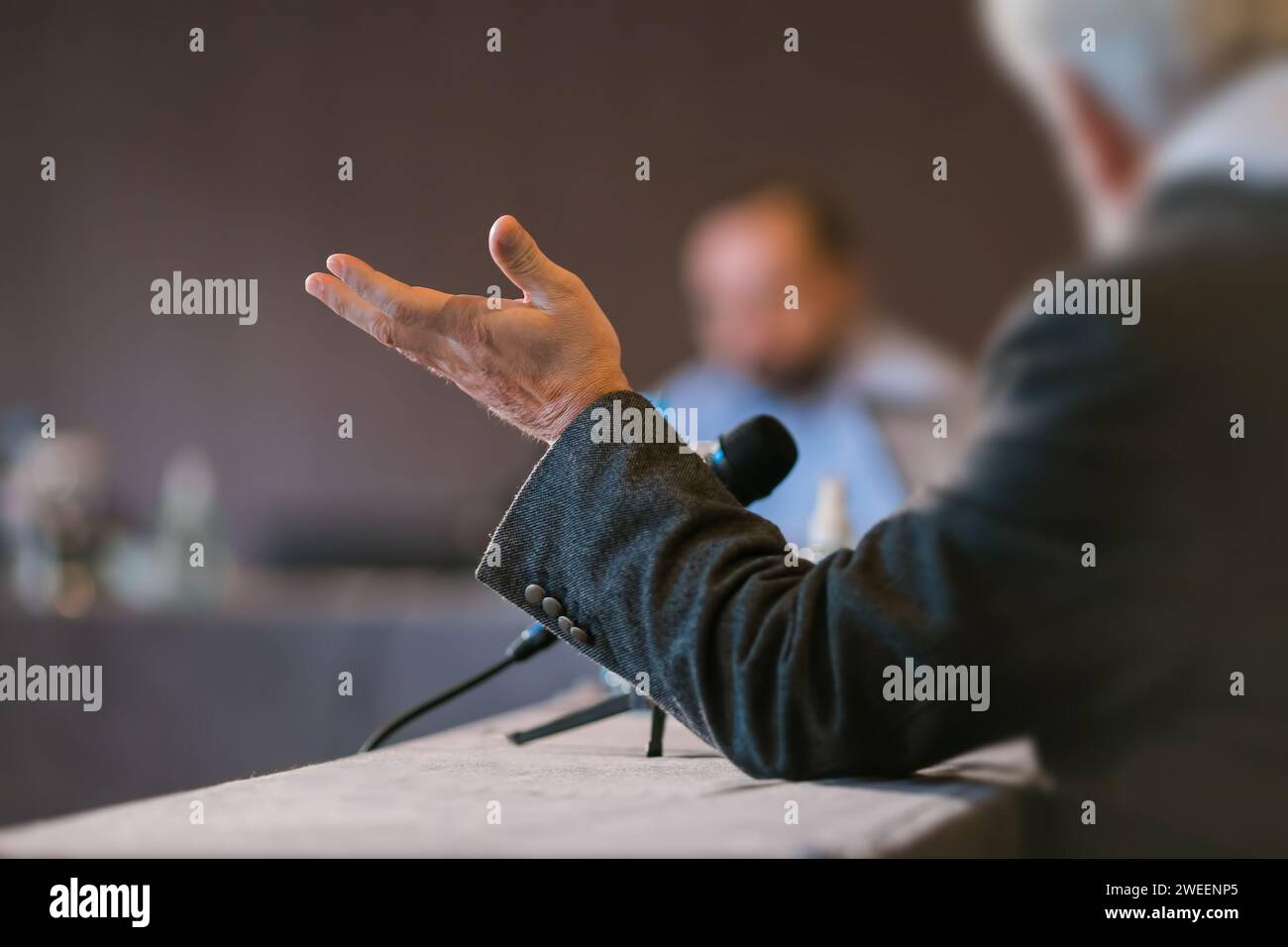 people debating at seminar presentation Stock Photo - Alamy