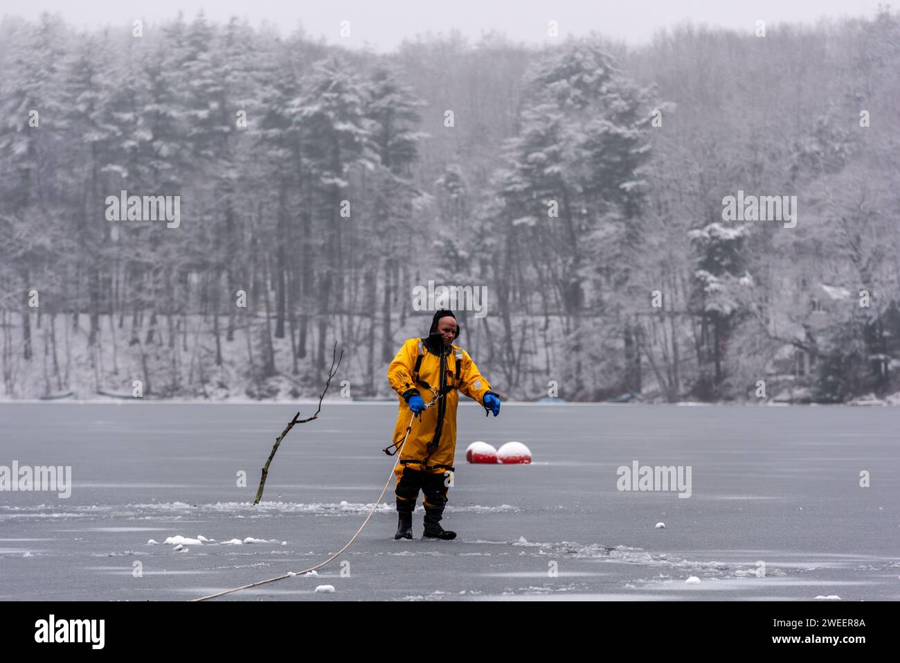 Fire and Police with Massachusetts District 14 Dive Team, conducting ...