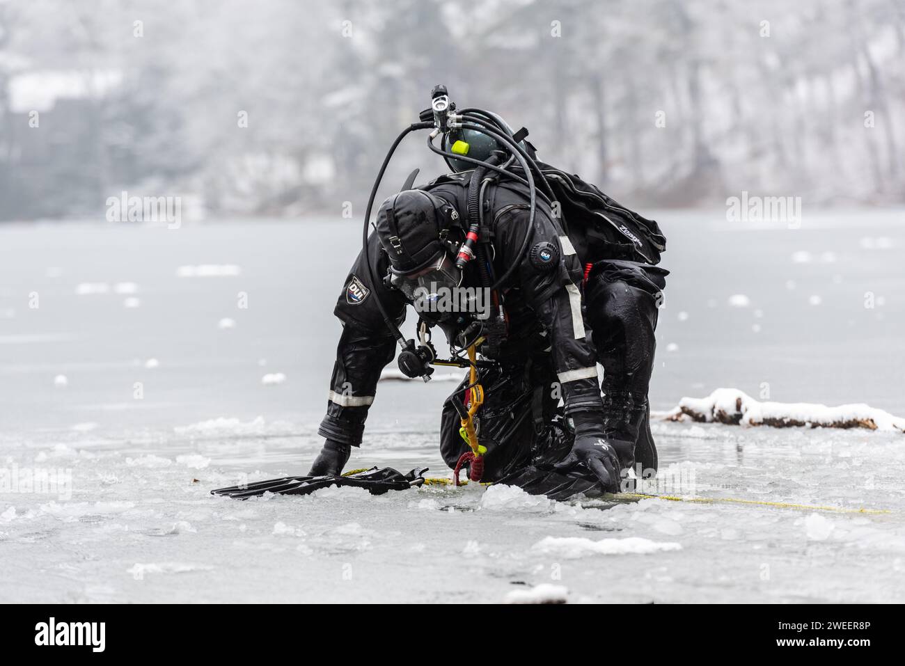 Fire and Police with Massachusetts District 14 Dive Team, conducting ...