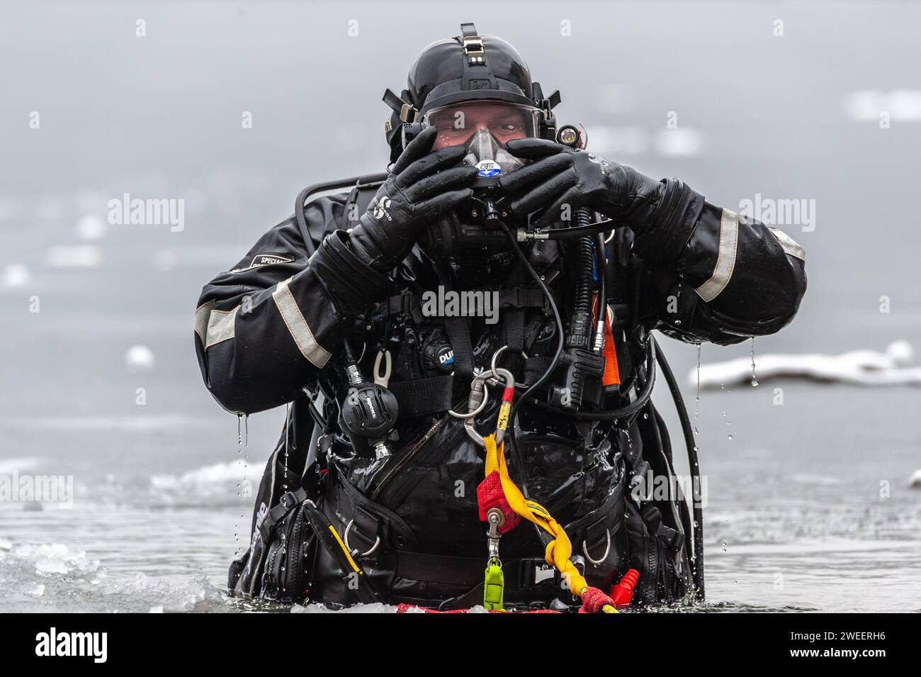 Fire and Police with Massachusetts District 14 Dive Team, conducting ...