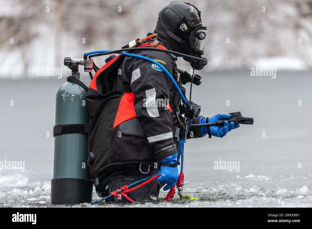 Fire and Police with Massachusetts District 14 Dive Team, conducting ...
