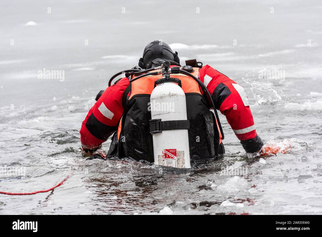 Fire and Police with Massachusetts District 14 Dive Team, conducting ...
