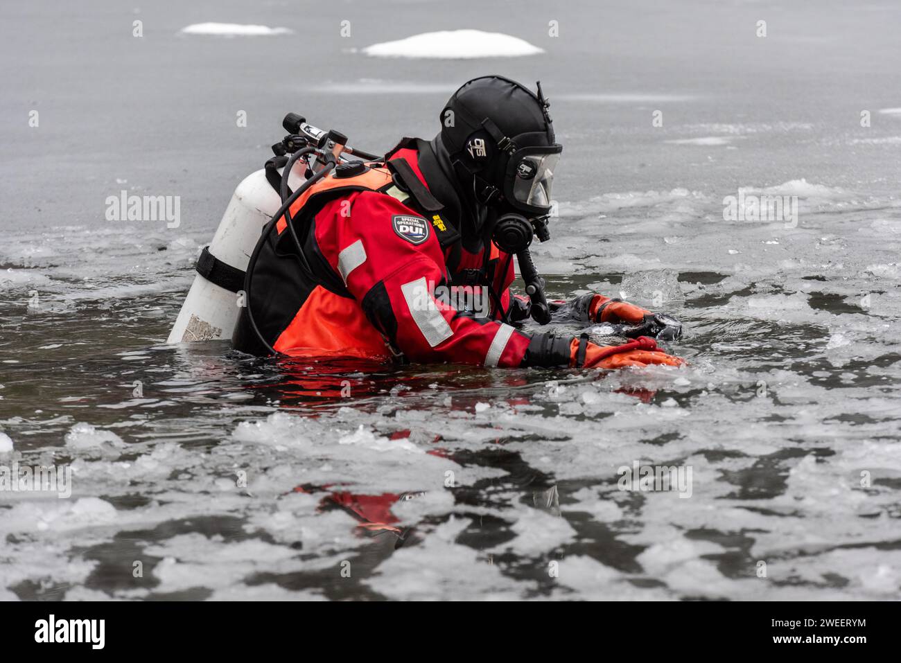 Fire and Police with Massachusetts District 14 Dive Team, conducting ...