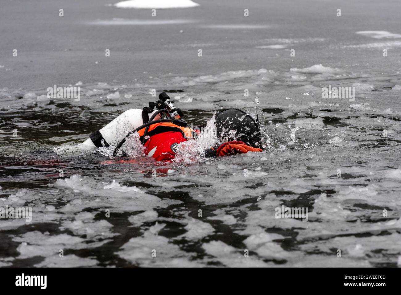 Fire and Police with Massachusetts District 14 Dive Team, conducting ...