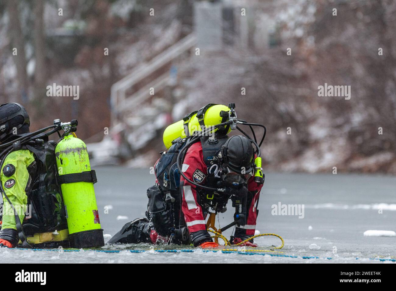 Fire and Police with Massachusetts District 14 Dive Team, conducting ...
