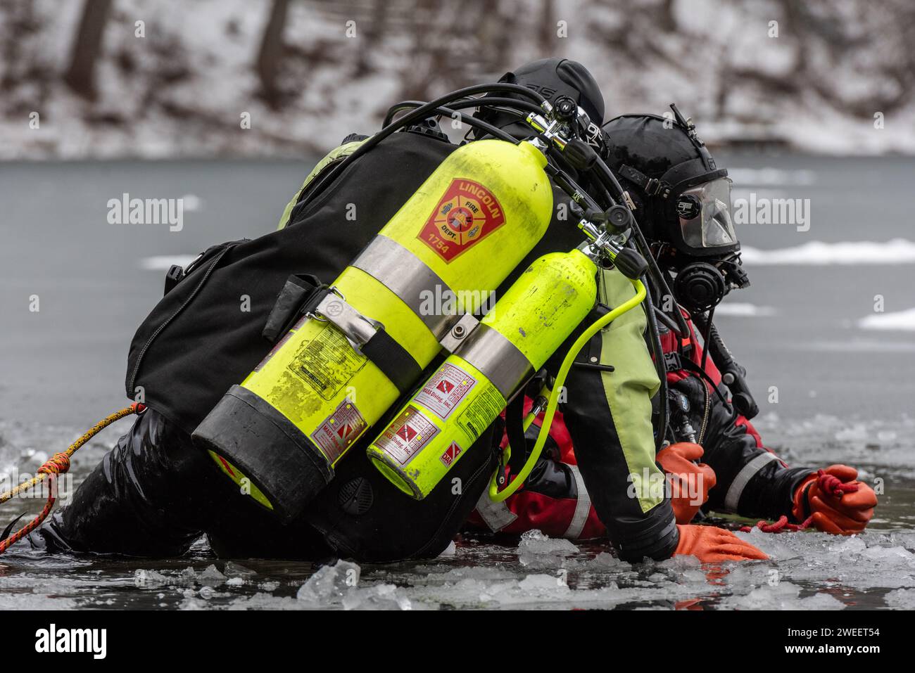 Fire and Police with Massachusetts District 14 Dive Team, conducting ...