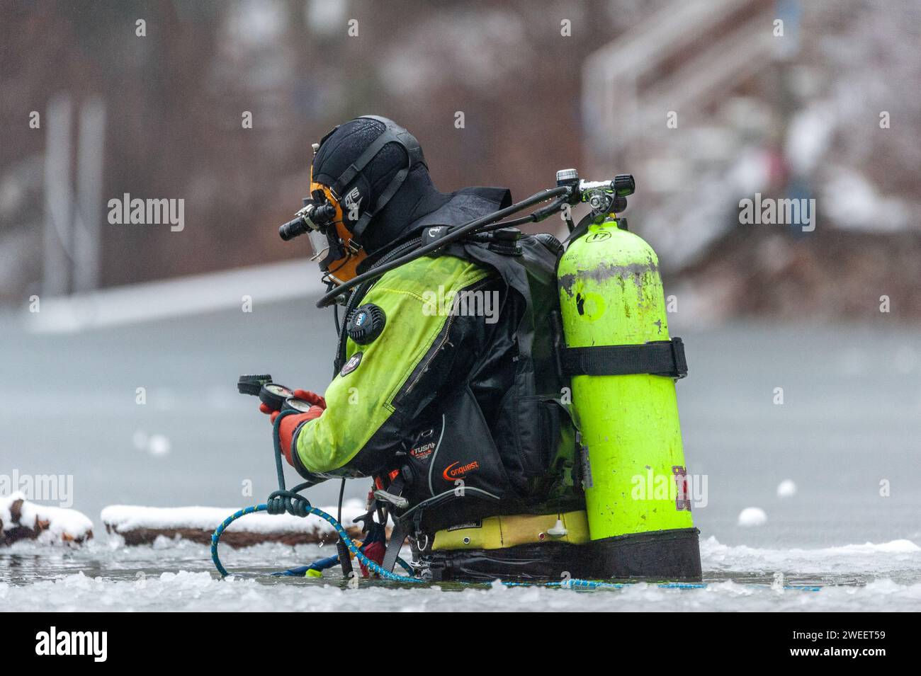 Fire and Police with Massachusetts District 14 Dive Team, conducting ...