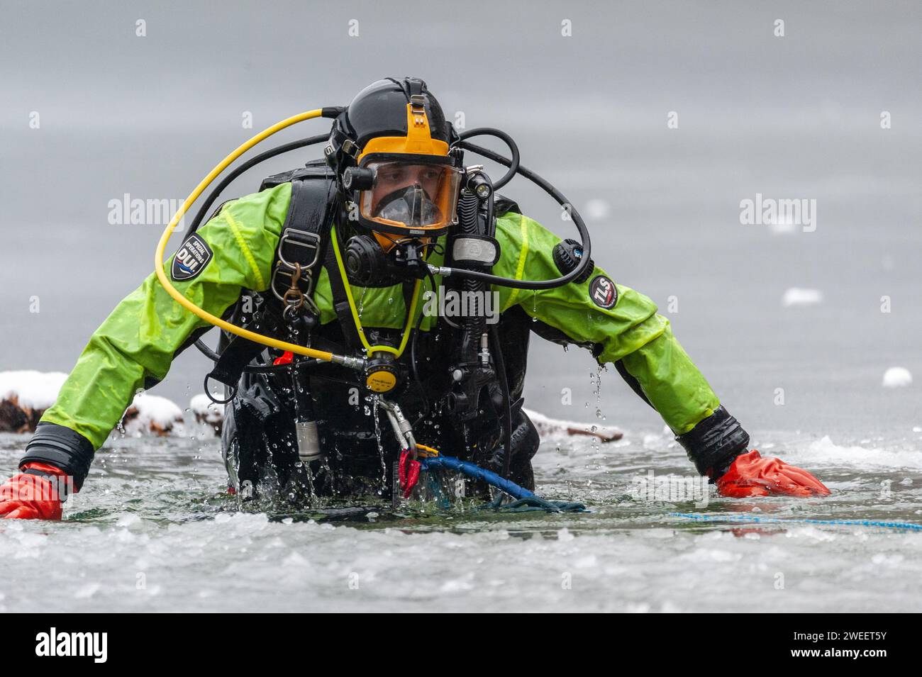 Fire and Police with Massachusetts District 14 Dive Team, conducting ...