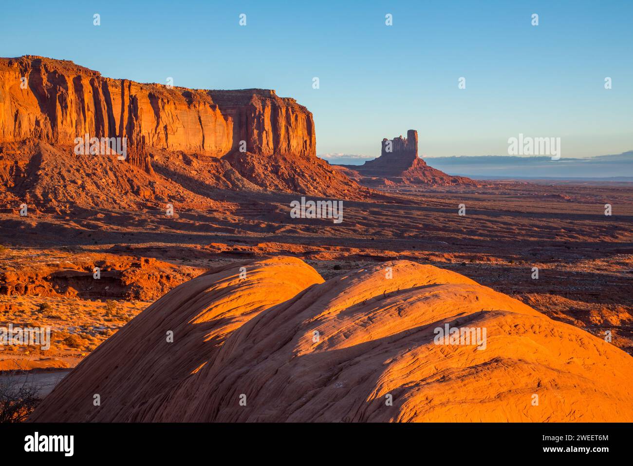 Sentinal Mesa, the Stagecoach & Castle Butte in the Monument Valley ...