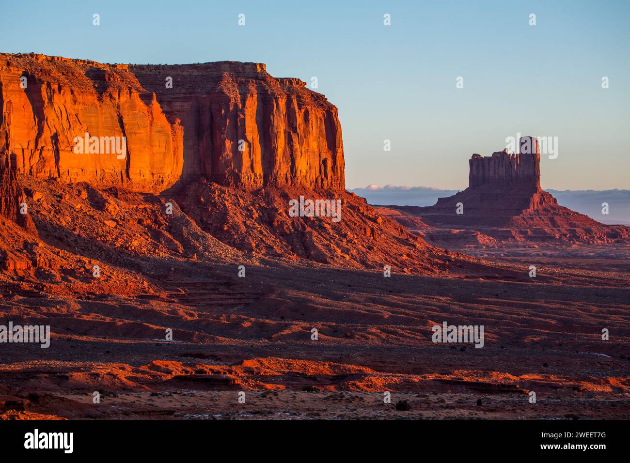 Sentinal Mesa, the Stagecoach & Castle Butte in the Monument Valley ...