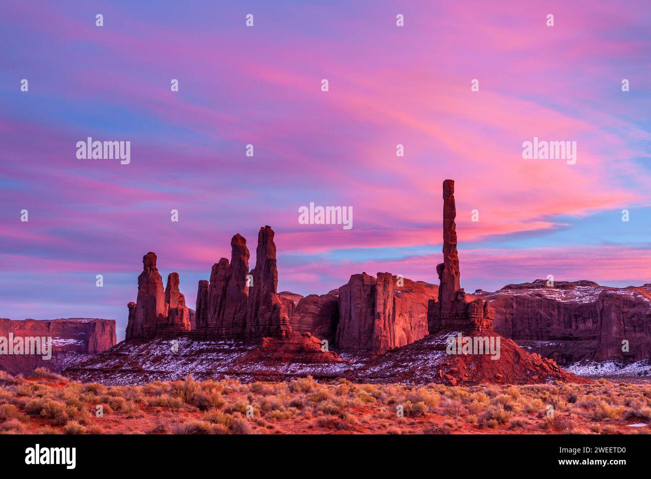 The Totem Pole and the Yei Bi Chei at sunset in the Monument Valley ...