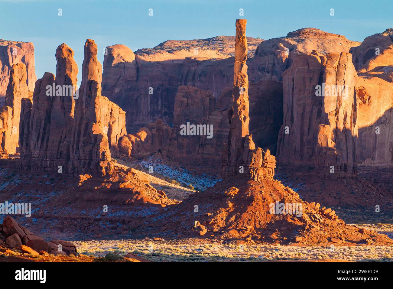 The Totem Pole and the Yei Bi Chei at sunset in the Monument Valley ...