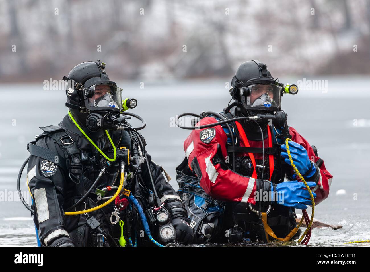 Fire and Police with Massachusetts District 14 Dive Team, conducting ...