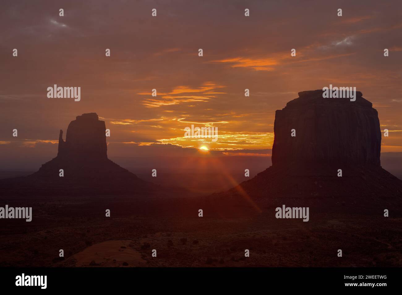 Sunrise between the East Mitten & Merrick Butte in the Monument Valley ...