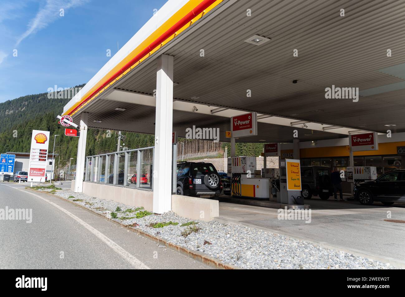 Tankstellenshop hi-res stock photography and images - Alamy