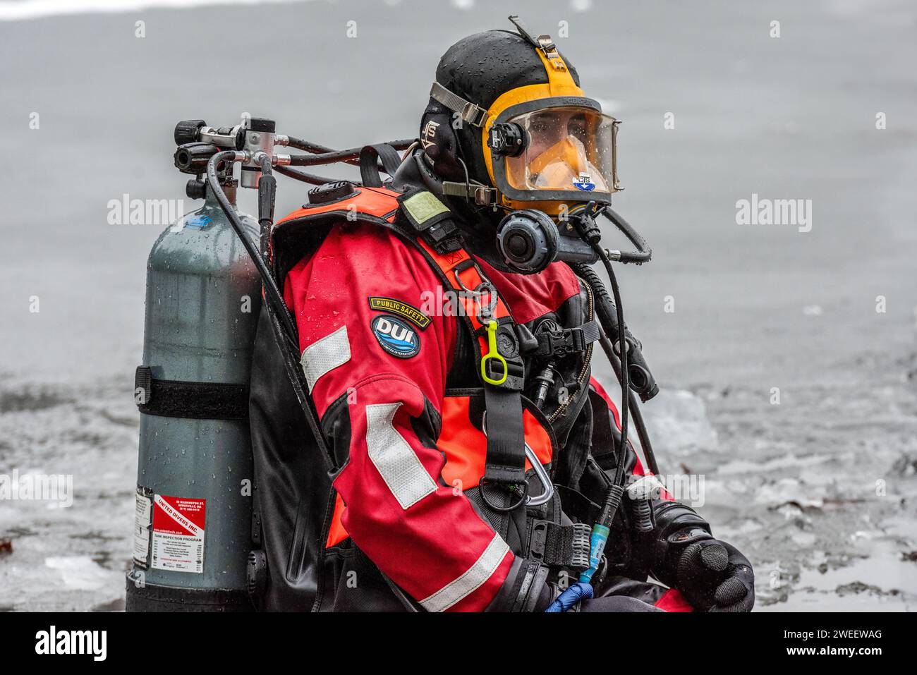 Fire and Police with Massachusetts District 14 Dive Team, conducting ...
