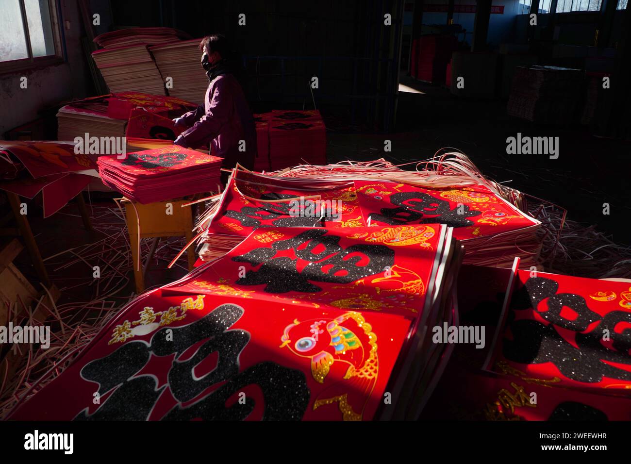 (240125) -- WEIFANG, Jan. 25, 2024 (Xinhua) -- A worker packs Spring ...