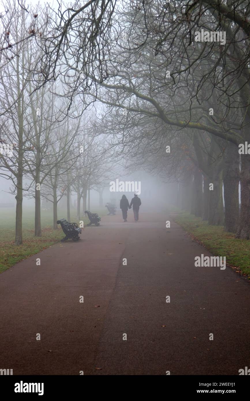 Foggy night couple hi-res stock photography and images - Alamy