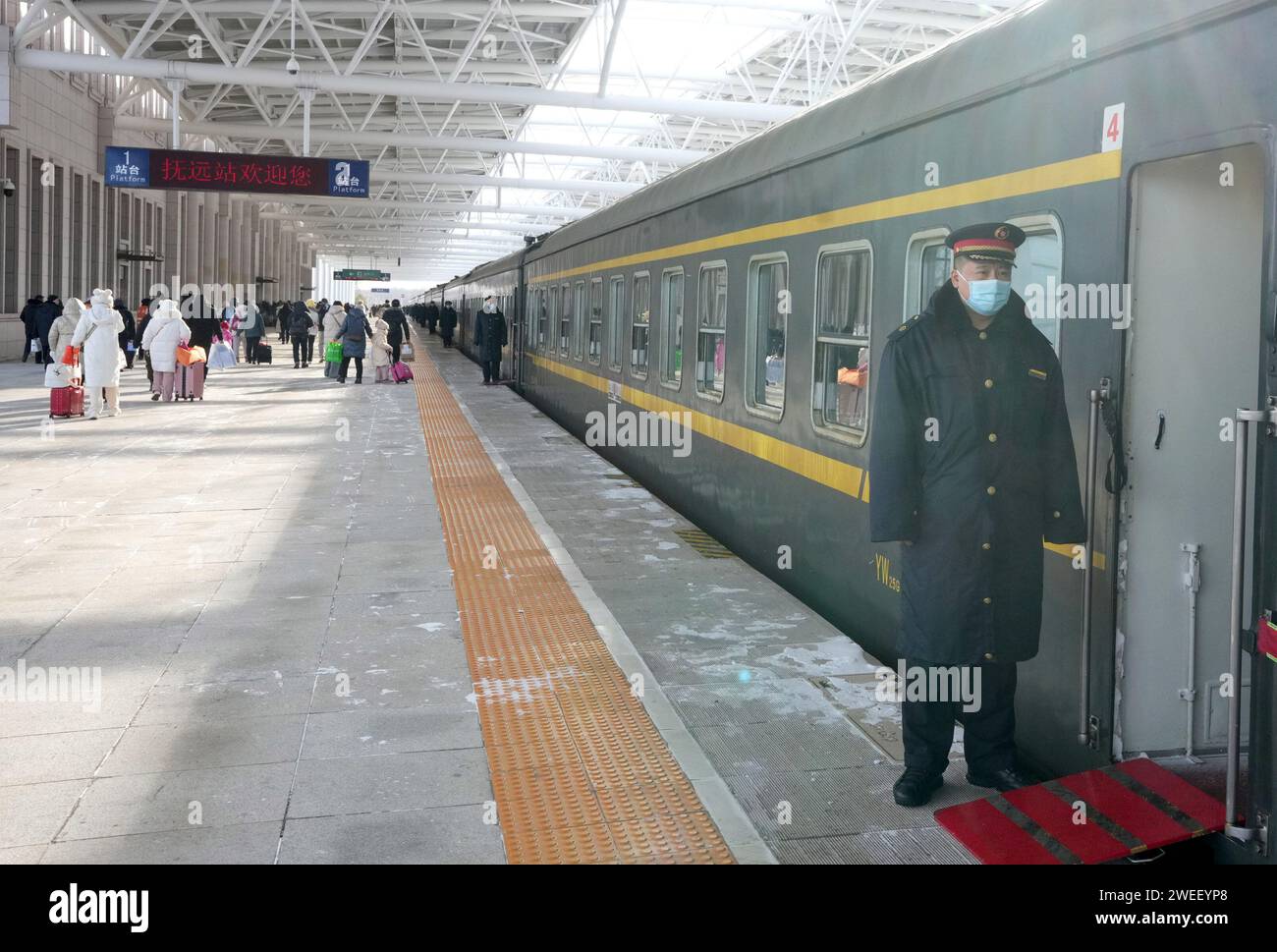 (240125) -- HARBIN, Jan. 25, 2024 (Xinhua) -- Train attendants work on ...