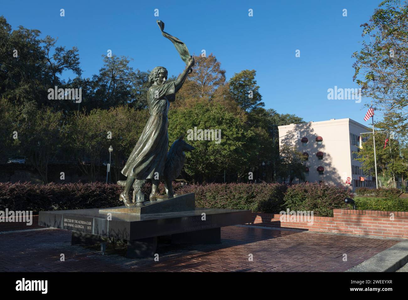 Waving Girl Statue at Riverfront Plaza Savannah, Georgia, USA Stock ...